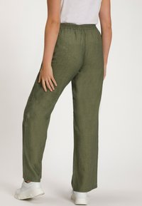 Ulla Popken Stoffhose - vert loden/khaki - Zalando.de