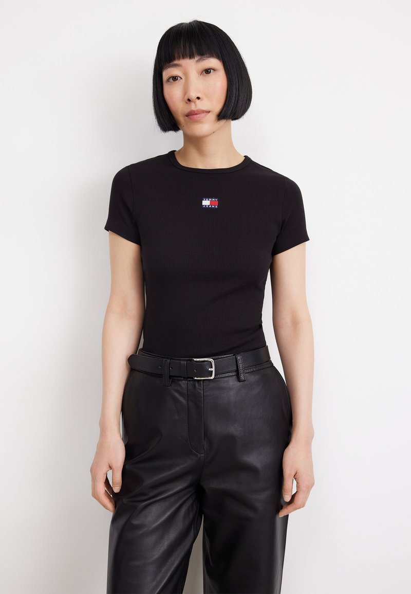 Tommy Jeans SLIM BADGE TEE - Print T-shirt - black - Zalando.co.uk