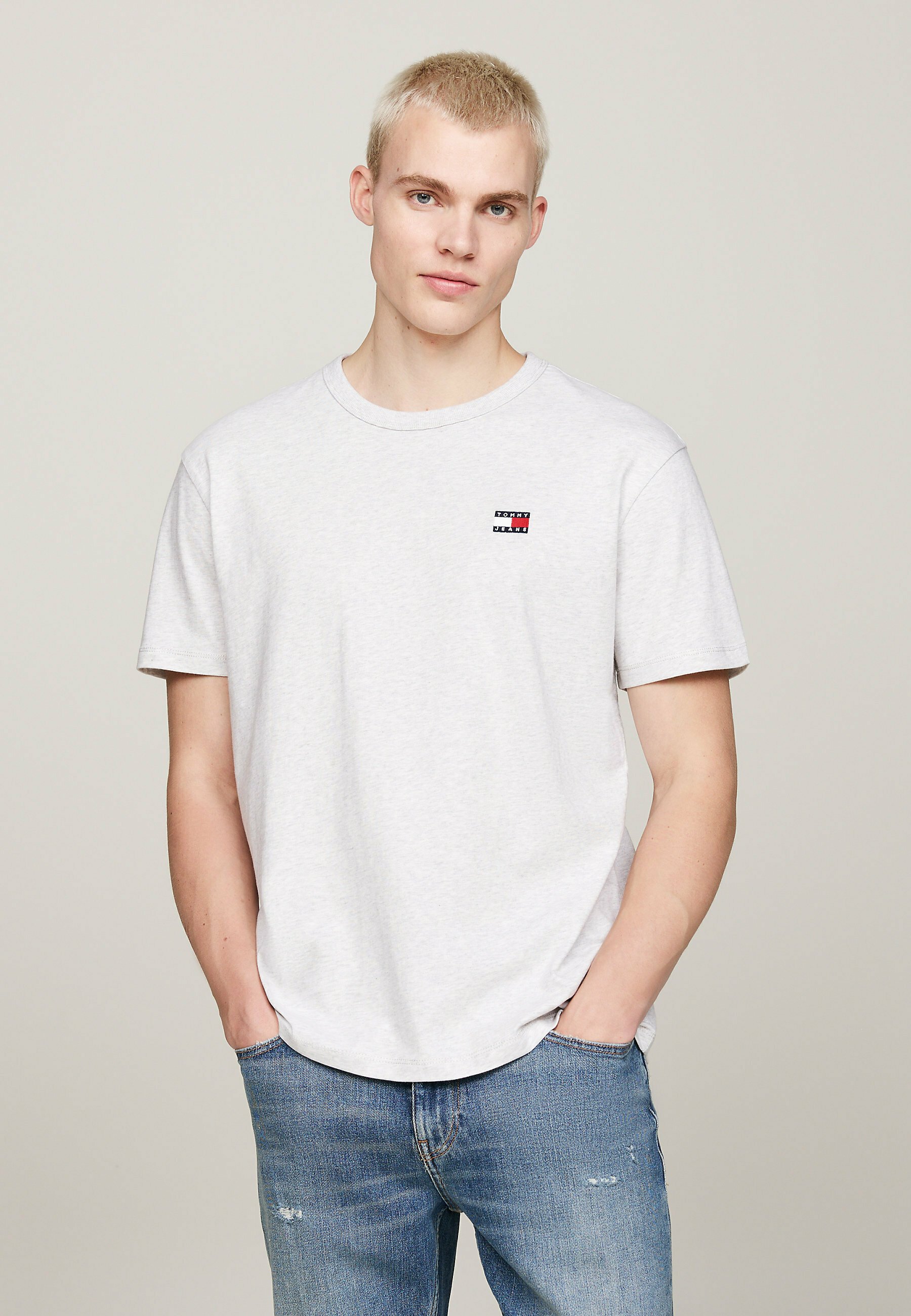 Tommy Jeans BADGE T Shirt basic silver grey htr hellgrau Zalando