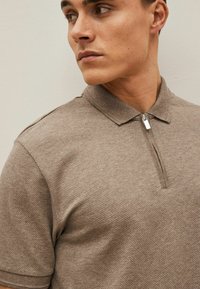 Next TEXTURED POLO SHIRT - Poloshirt - neutral stone/beige - Zalando.nl