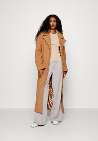 YAS Tall YASEMMA LONG BUTTON COAT - Klasický kabát - tobacco brown/velbloudí - Zalando.cz