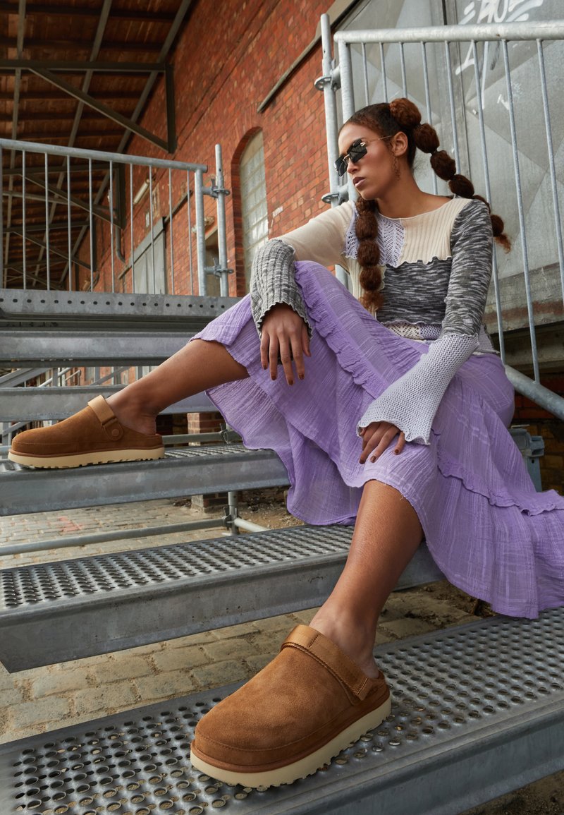 UGG GOLDENSTAR - Copati - chestnut/konjak - Zalando.si