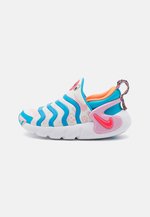 Nike Sportswear NIKE DYNAMO GO SE (PS) - Slip-ons - sail/light fusion ...