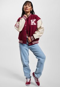Karl Kani RETRO PATCH OS BLOCKCOLLEGE - Bomberjacka - berry offwhite ...