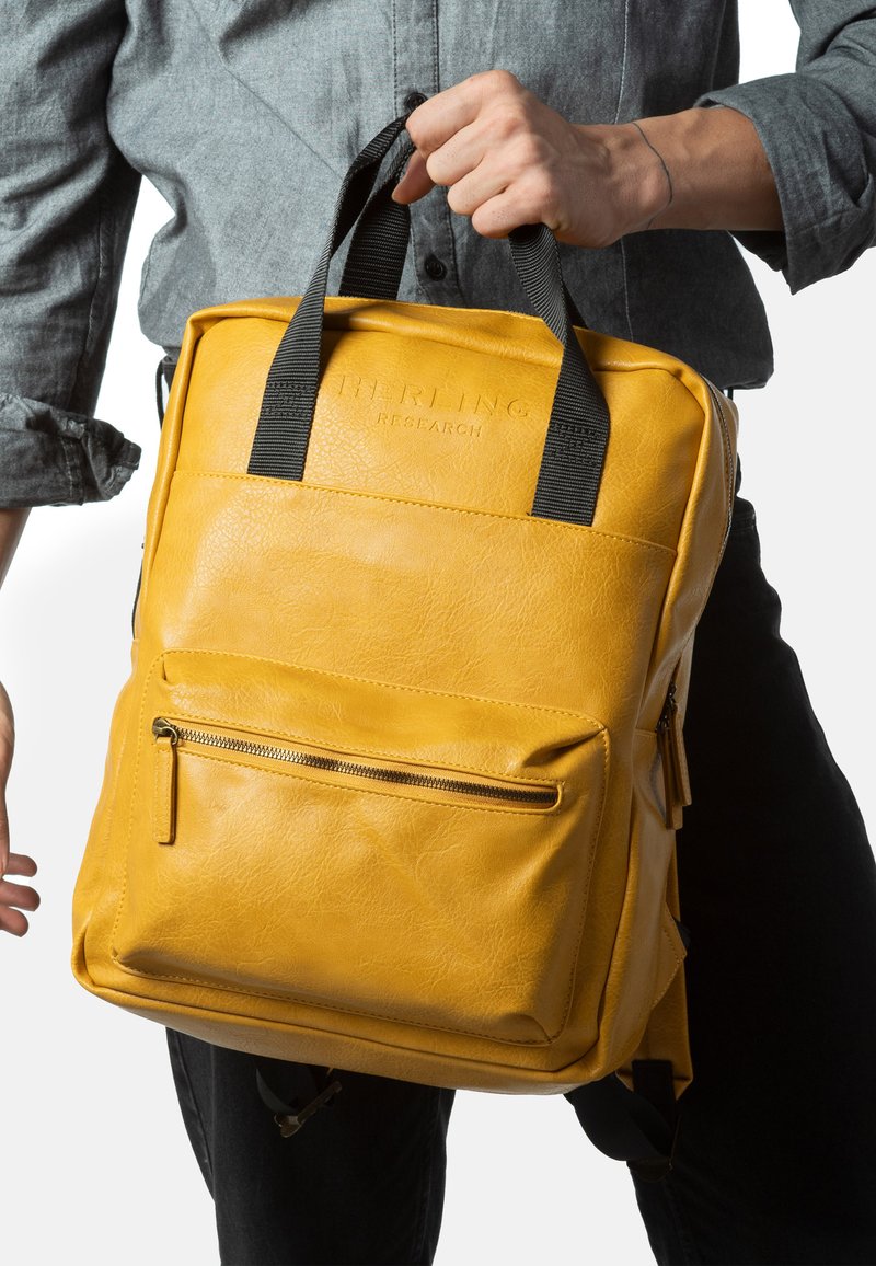 Herling GODWIN - Backpack - mustard yellow/donkergeel - Zalando.be