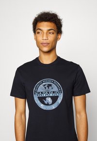 Napapijri BOLLO - T-Shirt print - blue marine/dunkelblau - Zalando.ch