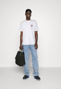 On Vacation TEAM RED WINE UNISEX - T-Shirt print - white/weiß - Zalando.de