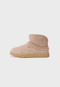 UGG CLASSIC MINI CRESCENT - Boots à talons - caribou/taupe - ZALANDO.FR