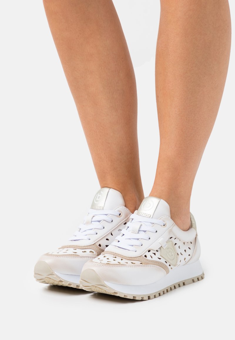 Bugatti SIENA - Sneaker low - silver/white/silberfarben - Zalando.at
