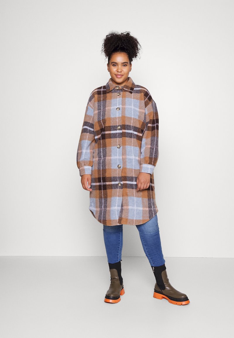 ONLY Carmakoma CARANDREA LONG SHACKET - Abrigo clásico - tobacco brown ...