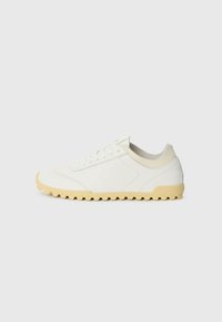 Calvin Klein Jeans LOW PROFILE RUNNER - Trainers - bright white/creamy ...