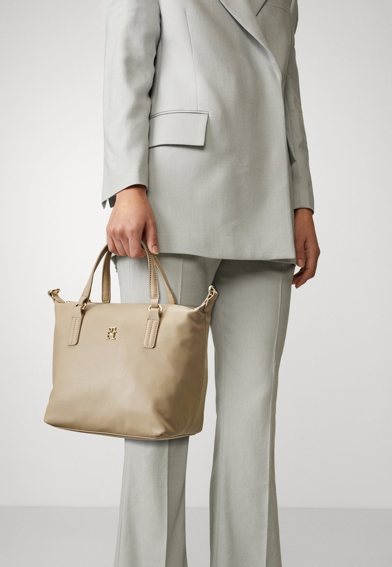 Tommy Hilfiger POPPY PLUS SMALL TOTE - Handtasche - merino/beige ...