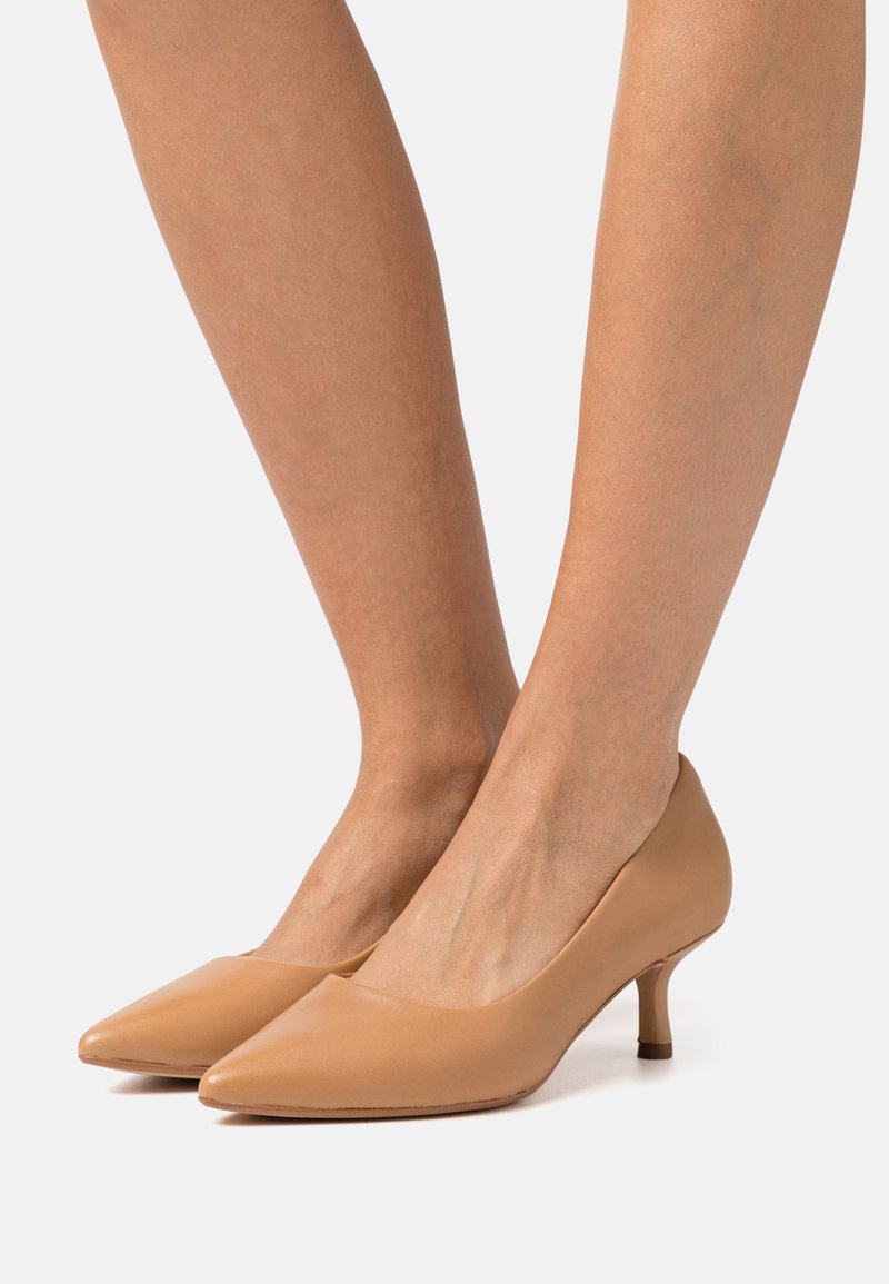 Clarks VIOLET RAE - Klassieke pumps - camel/nude - Zalando.be