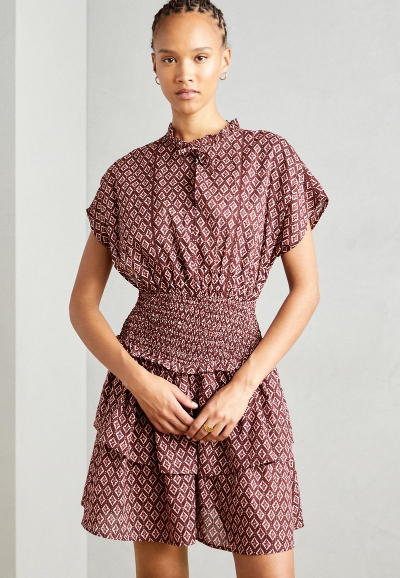 Scotch & Soda MINI DRESS WITH SMOCK - Rochie de zi - bordeaux/bordo ...