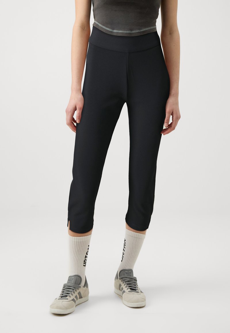 Gina Tricot CAPRI TROUSERS - Shortsit - black/musta - Zalando.fi