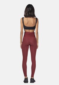 Flavia Valentini THERMAL - Leggings - Hosen - dark red/cognac - Zalando.de