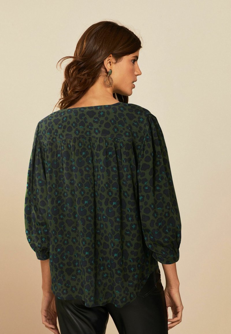 Next 3/4 SLEEVE V-NECK STANDARD - Blouse - dark green animal print/vert ...