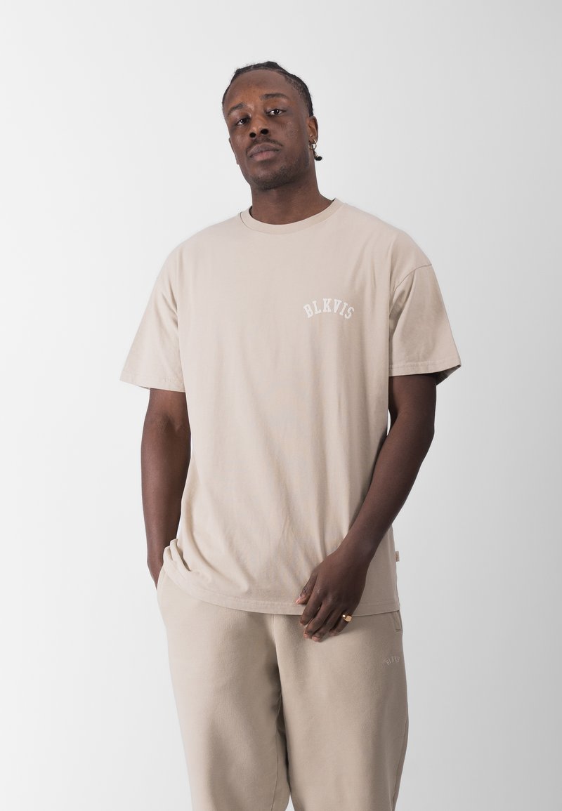 BLKVIS ATELIÉR TEE - Camiseta estampada - abbey stone/beige - Zalando.es