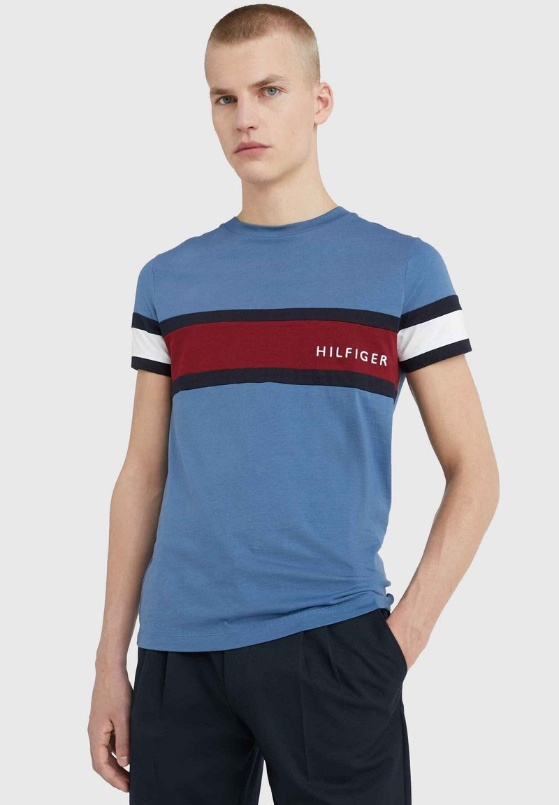 Tommy Hilfiger COLORBLOCK PLACEMENT - T-shirt imprimé - blue coast/bleu ...