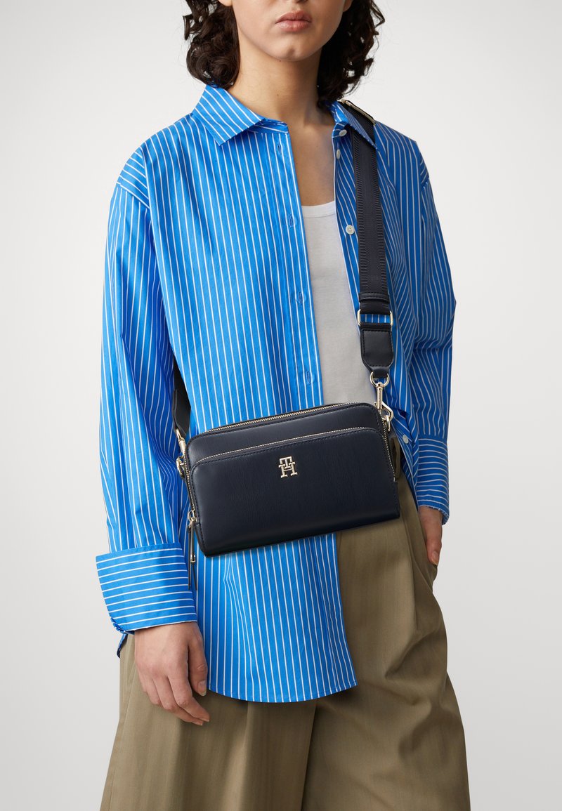 Tommy Hilfiger ICONIC CAMERA BAG SOLID - Across body bag - space blue/blue - Zalando.co.uk