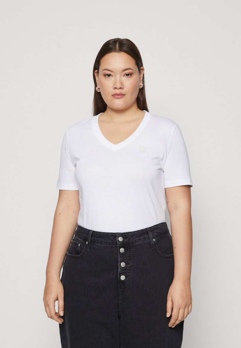 Calvin Klein Jeans Plus BADGE V NECK TEE - T-shirt basique - bright white/blanc - ZALANDO.FR