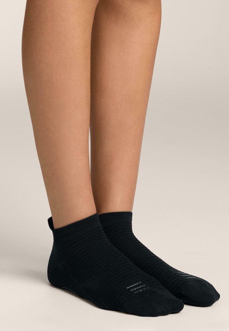 OYSHO 2 PACK YOGA AND PILATES - Trainer socks - black - Zalando