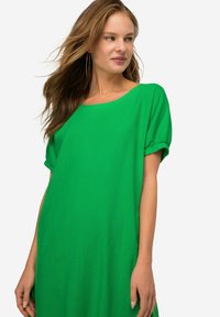 LAURASØN Vardagsklänning - varengroen/grön - Zalando.se