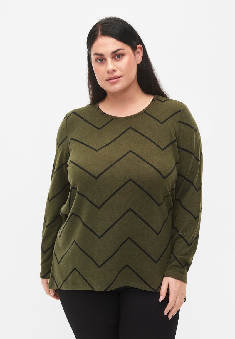 Zizzi BLOMSTRET MED LANGE ÆRMER - Blouse - army zig zag/green - Zalando