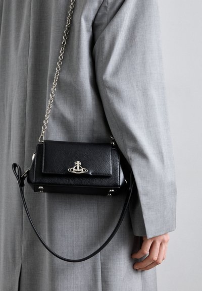 Vivienne Westwood JOSEPHINE HEART CROSSBODY - Sac bandoulière - black/noir - ZALANDO.CH