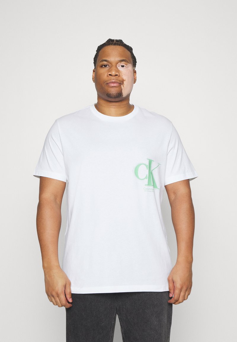 Calvin Klein Jeans Plus PLUS SPRAY TEE - T-Shirt print - bright white/weiß - Zalando.de