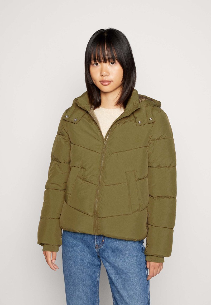Pieces PCJAMILLA SHORT PUFFER JACKET - Winter jacket - dark olive/dark ...