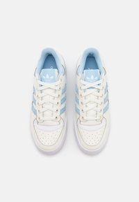 adidas Originals FORUM BOLD STRIPES - Sneaker low - off white/clear sky ...