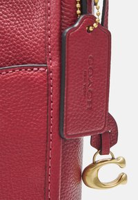 Coach CHAISE CROSSBODY - Bandolera - cherry/burdeos - Zalando.es