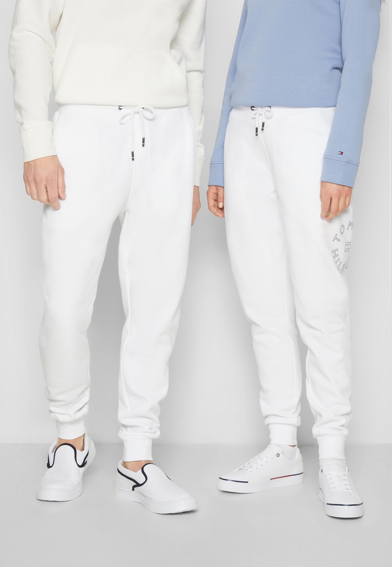 Tommy Hilfiger ROUNDALL GRAPHIC SWEATPANT UNISEX - Träningsbyxor ...