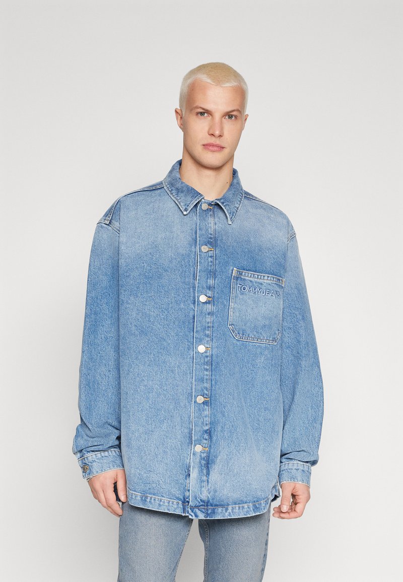 Tommy Jeans EXCLUSIVE AIDEN OVERSHIRT - Denim jacket - denim light ...
