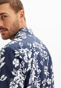 bonprix KURZARM HAWAII - Hemd - blue/dunkelblau - Zalando.ch