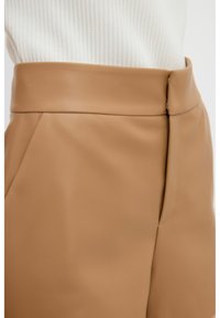 adL HIGS WAIST - Leather trousers - light camel/camel - Zalando