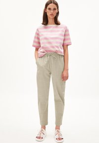 ARMEDANGELS DANYAA LINO - Broek - light desert/(rood)paars gemêleerd ...