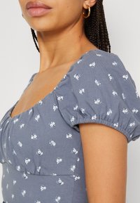 Hollister Co. RUCHED BUST - Camiseta estampada - grisaille/white ditsy ...