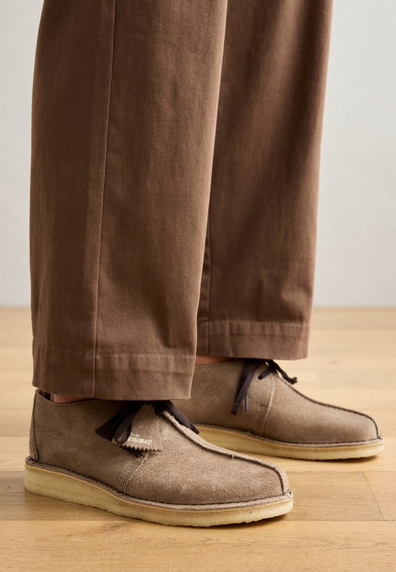 Clarks Originals DESERT TREK - Stringate sportive - wolf/marrone ...