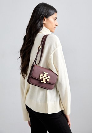 Tory Burch ROBINSON SPAZZOLATO CONVERTIBLE CRESCENT BAG - Handtas ...