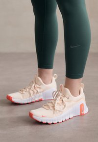 Nike Performance FREE METCON 6 - Treeningjalatsid - guava ice/white/light wild mango/oranž ...