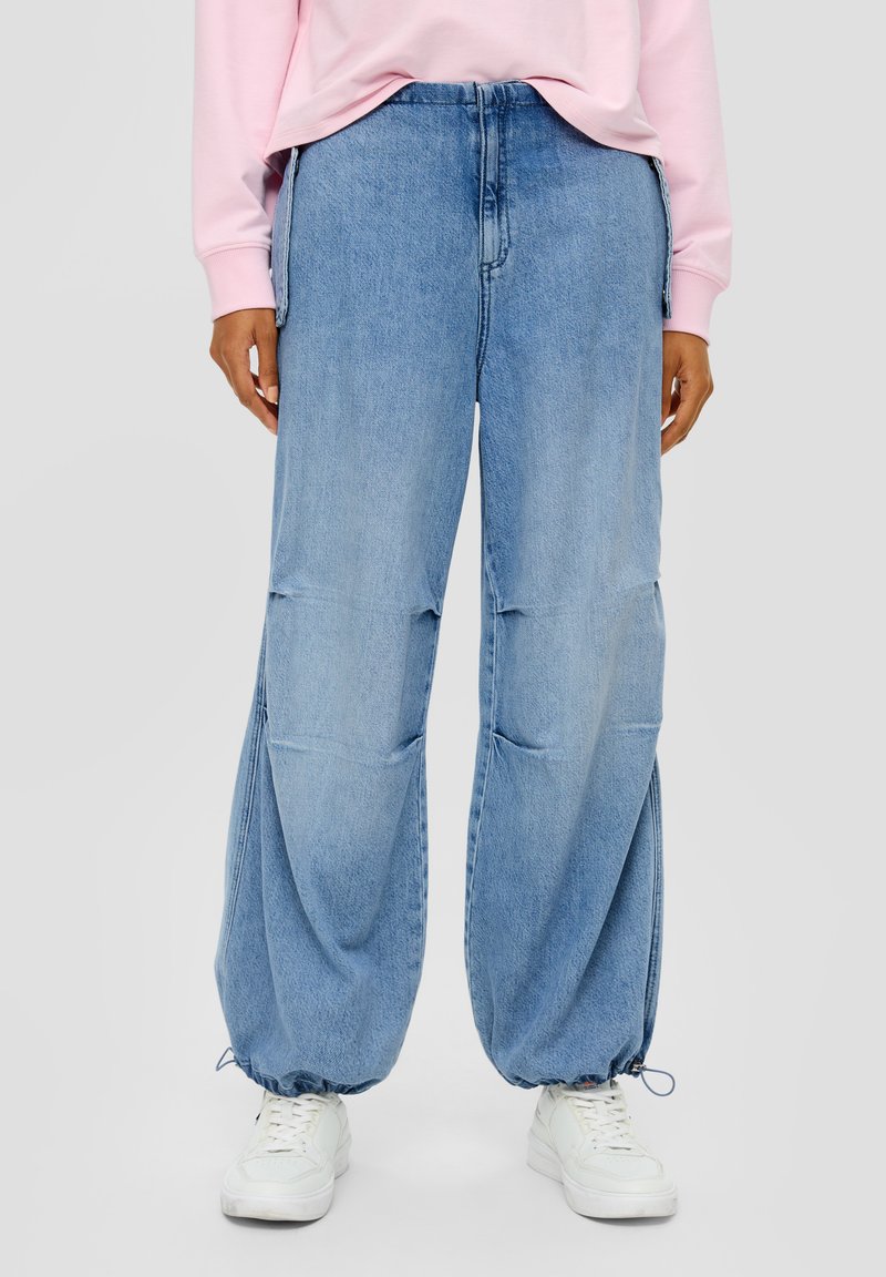 QS MIT GUMMIZUG AM BEIN - Flared Jeans - blau/stone-blue denim - Zalando.de