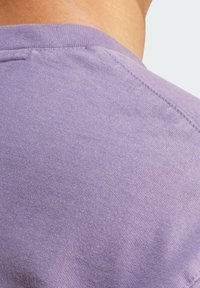 adidas Originals TREF TEE - T-shirt con stampa - shadow violet/malva ...