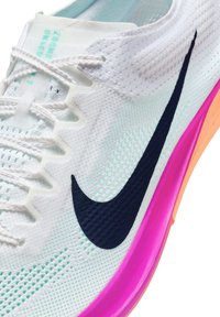 Nike Performance ATHLETICS DISTANCE DRAGONFLY 2 - Spikes - white hyper ...