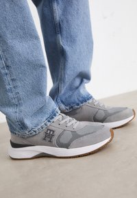 Tommy Hilfiger MODERN PREP - Trainers - antique silver/grey - Zalando.co.uk