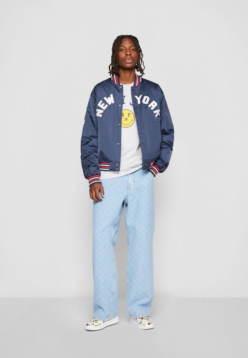 Tommy Jeans TOMMY X SMILEY® TJM CLASSIC TOMMY SMILEY TEE - Print T ...
