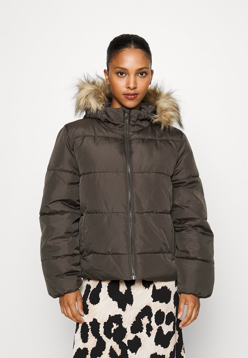 Pieces Petite PCNATTY SHORT PUFFER JACKET - Winterjas - khaki/kaki ...