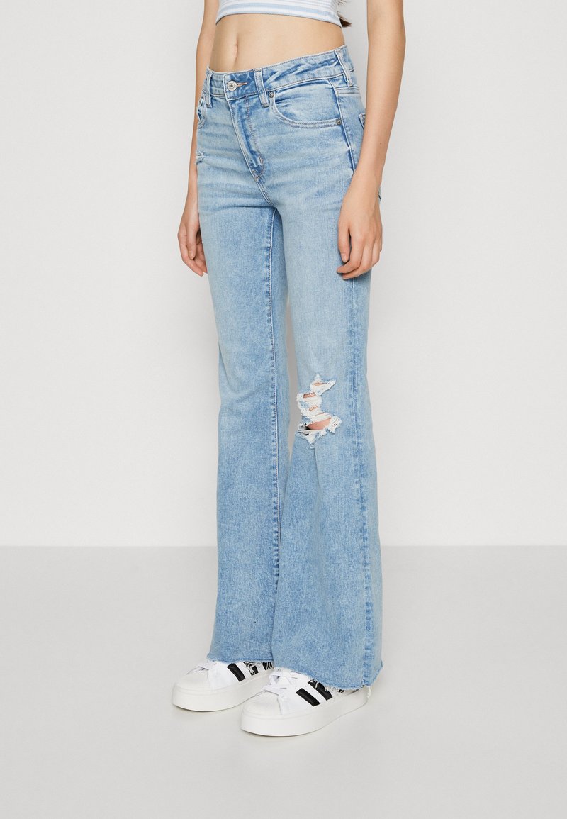 American Eagle SUPER HIGH RISE - Flared Jeans - authentic light/blau ...