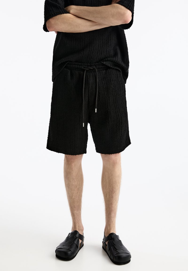 PULL&BEAR JOGGER BERMUDA - Tracksuit bottoms - black - Zalando